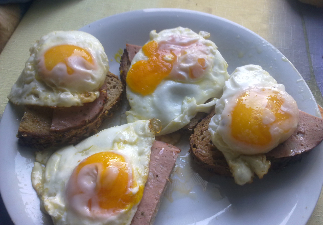 jajka sadzone na grzankach - DoradcaSmaku.pl