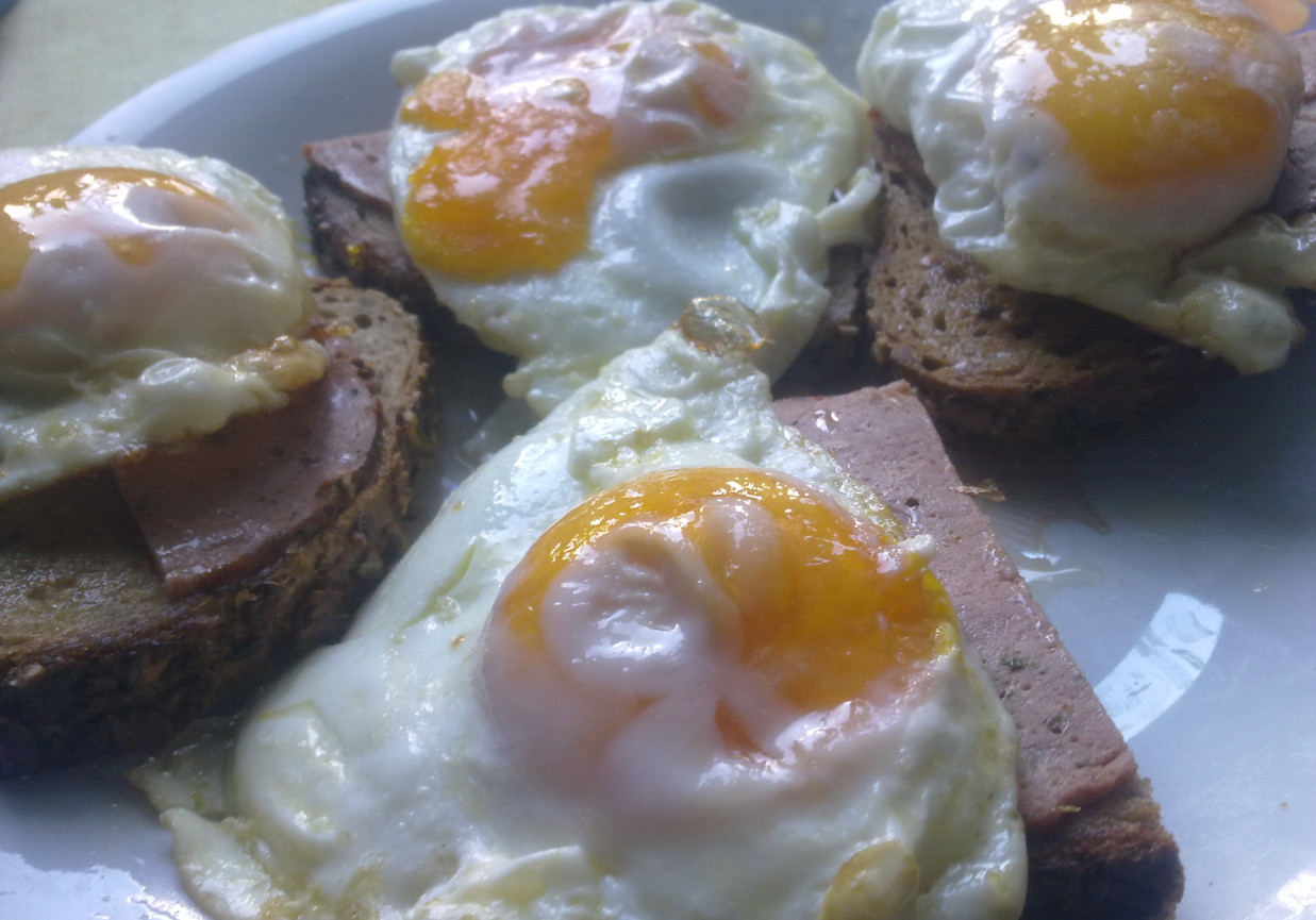 jajka sadzone na grzankach - DoradcaSmaku.pl