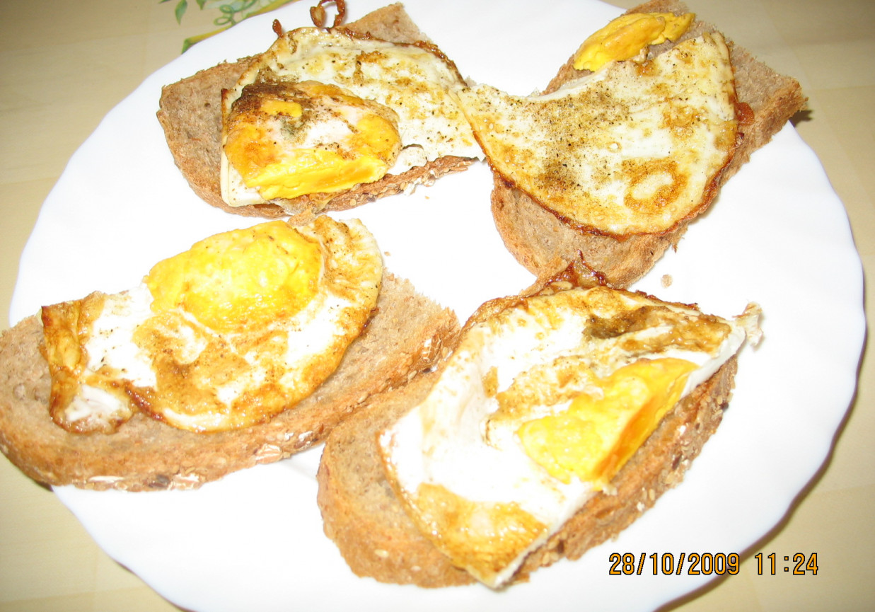 Jajka sadzone na grzankach - DoradcaSmaku.pl