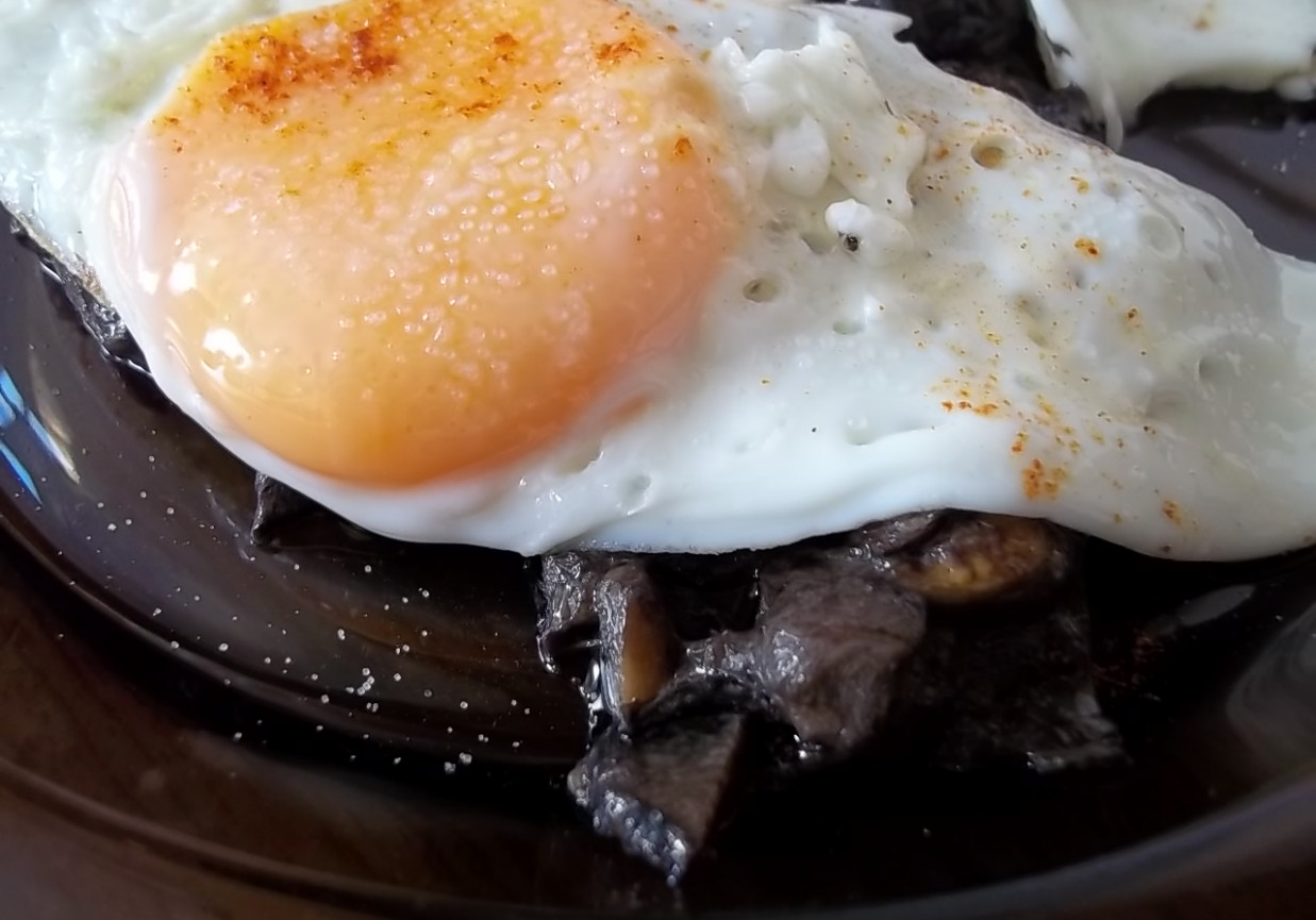 Jajka sadzone na grzybach leśnych - DoradcaSmaku.pl