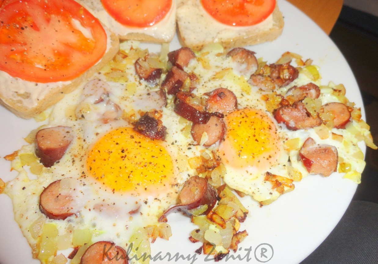 Jajka sadzone na kabanosie i cebulce - DoradcaSmaku.pl