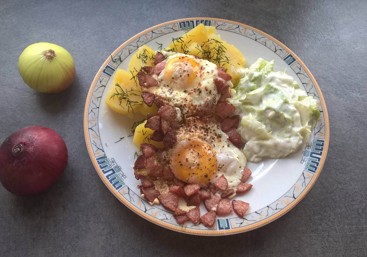 Jajka sadzone na kiełbasie - DoradcaSmaku.pl