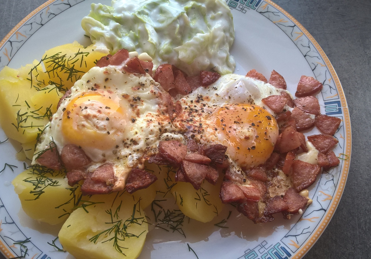 Jajka sadzone na kiełbasie - DoradcaSmaku.pl