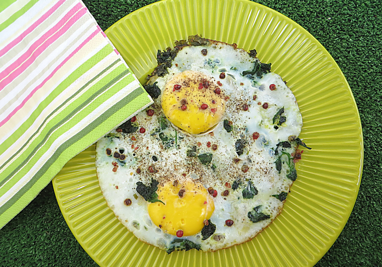 Jajka sadzone na komosie - DoradcaSmaku.pl