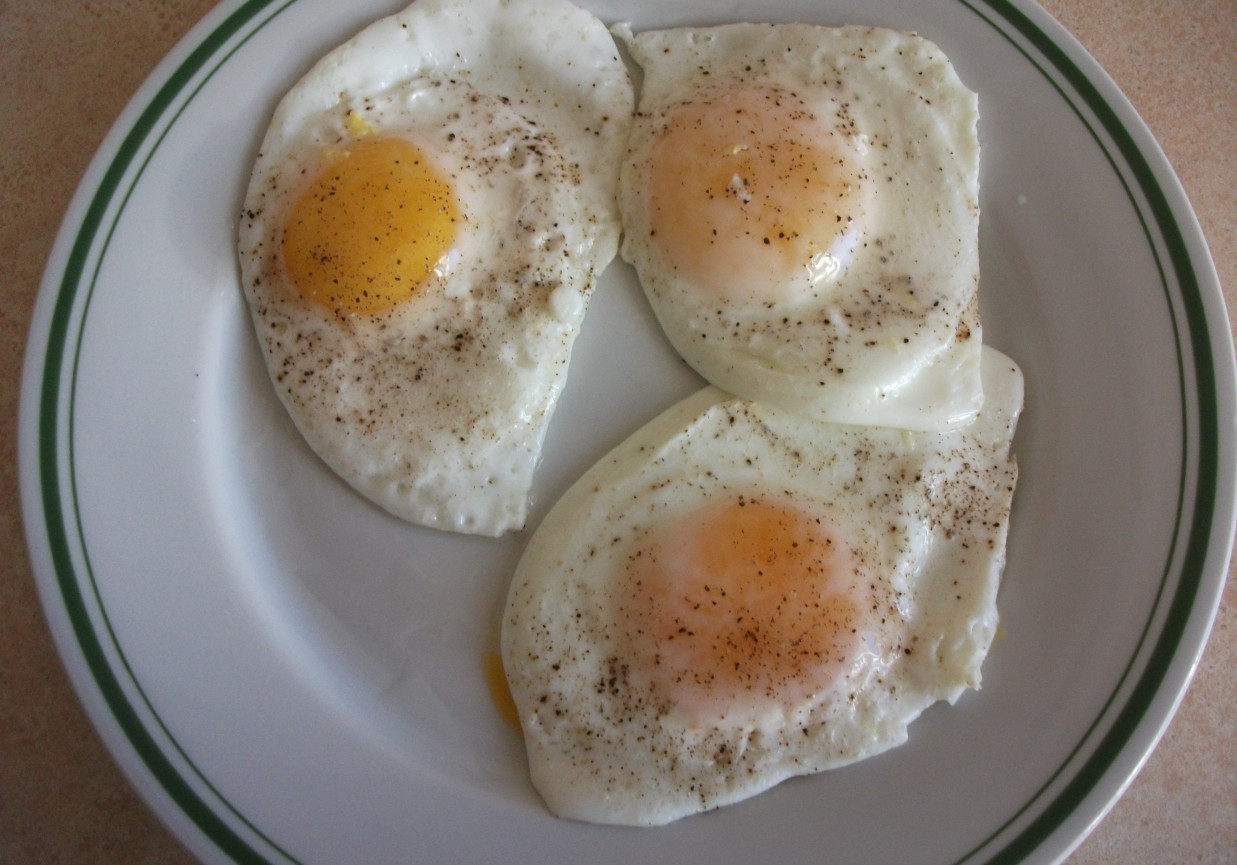 Jajka sadzone na ostro - DoradcaSmaku.pl