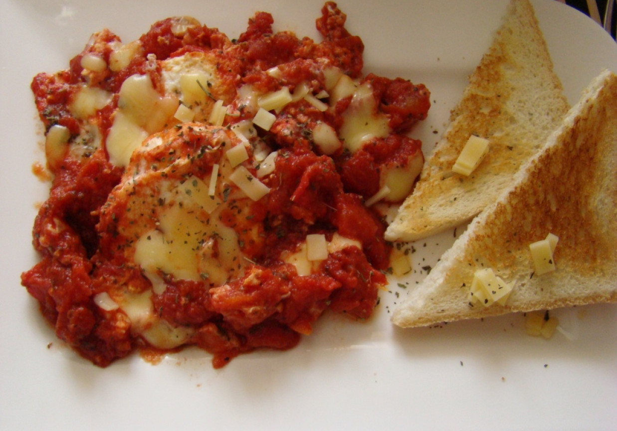 Jajka sadzone na pomidorach z majerankiem, tymiankiem i serem żółtym - DoradcaSmaku.pl