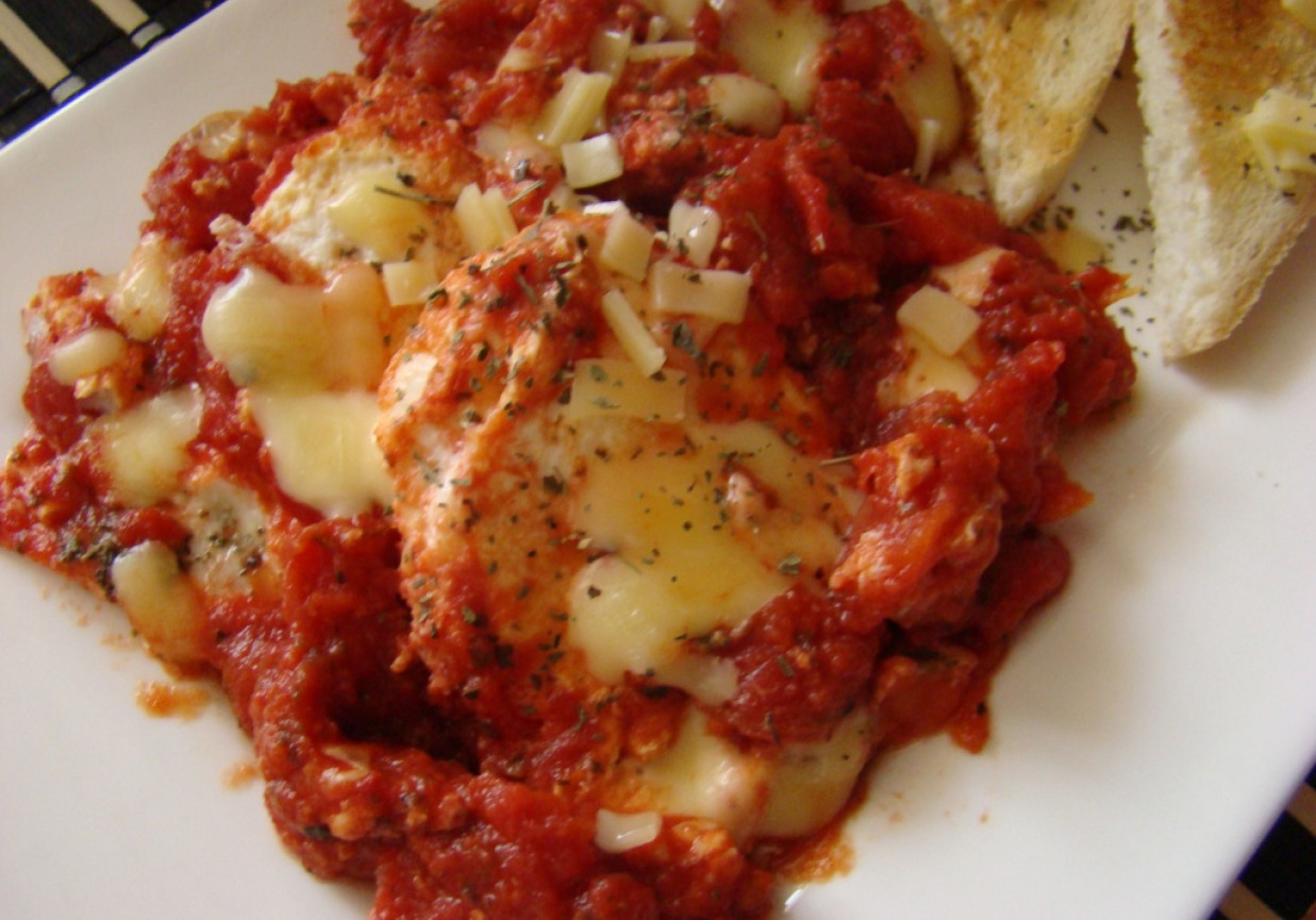 Jajka sadzone na pomidorach z majerankiem, tymiankiem i serem żółtym - DoradcaSmaku.pl