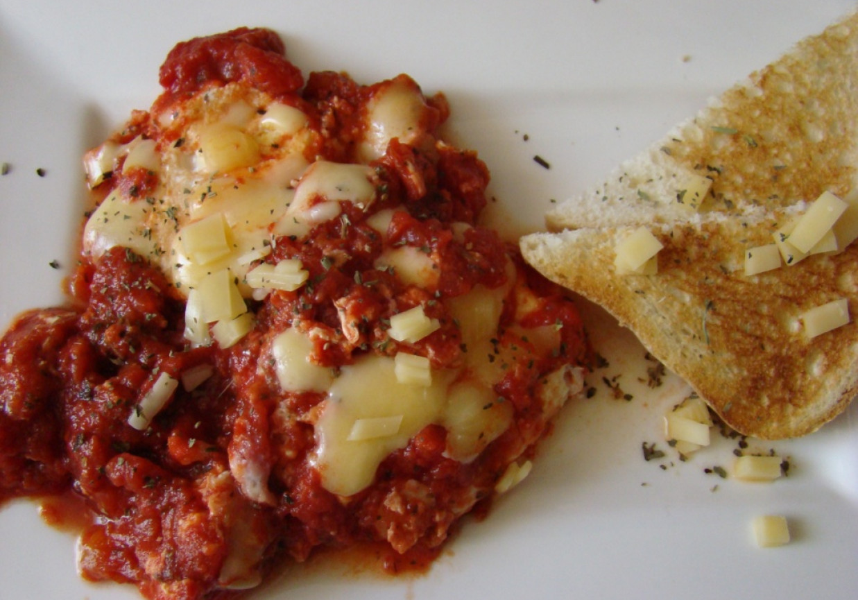 Jajka sadzone na pomidorach z majerankiem, tymiankiem i serem żółtym - DoradcaSmaku.pl