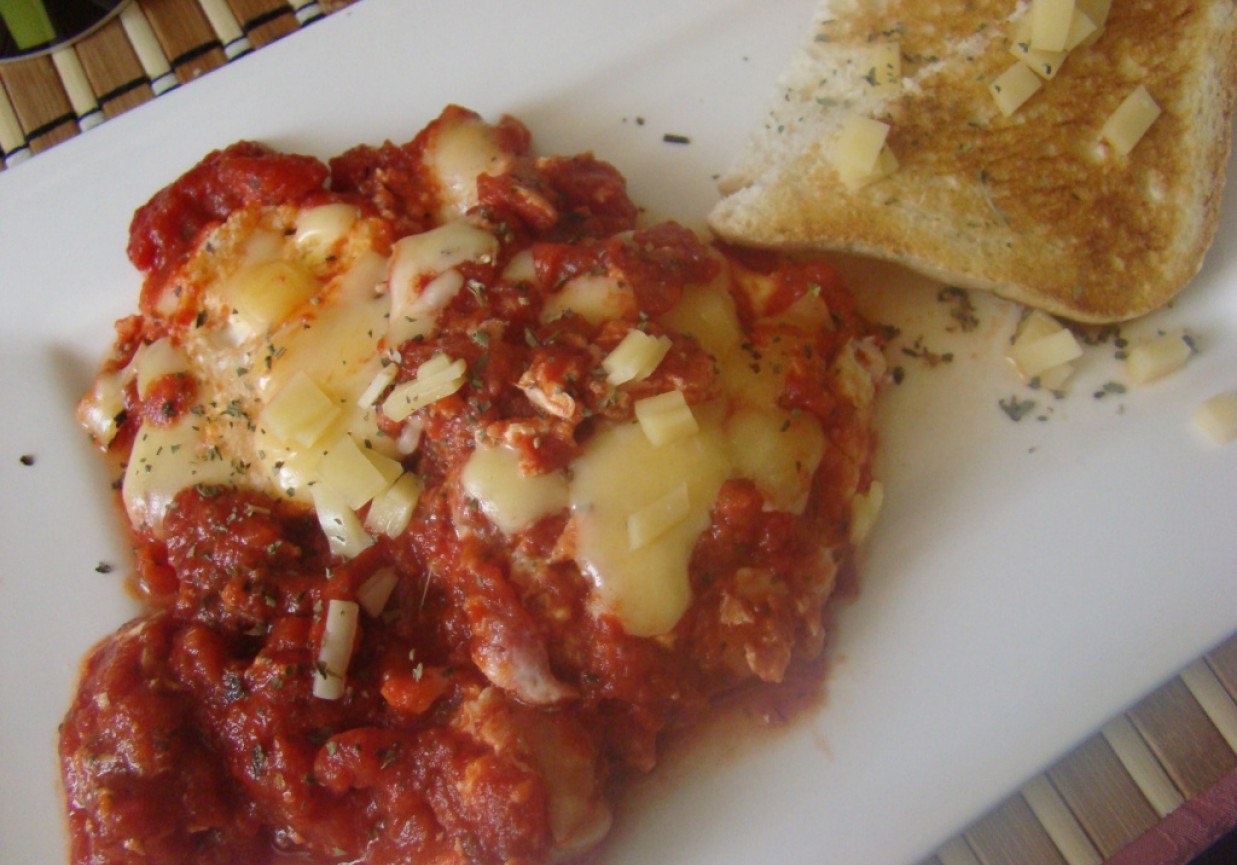 Jajka sadzone na pomidorach z majerankiem, tymiankiem i serem żółtym - DoradcaSmaku.pl