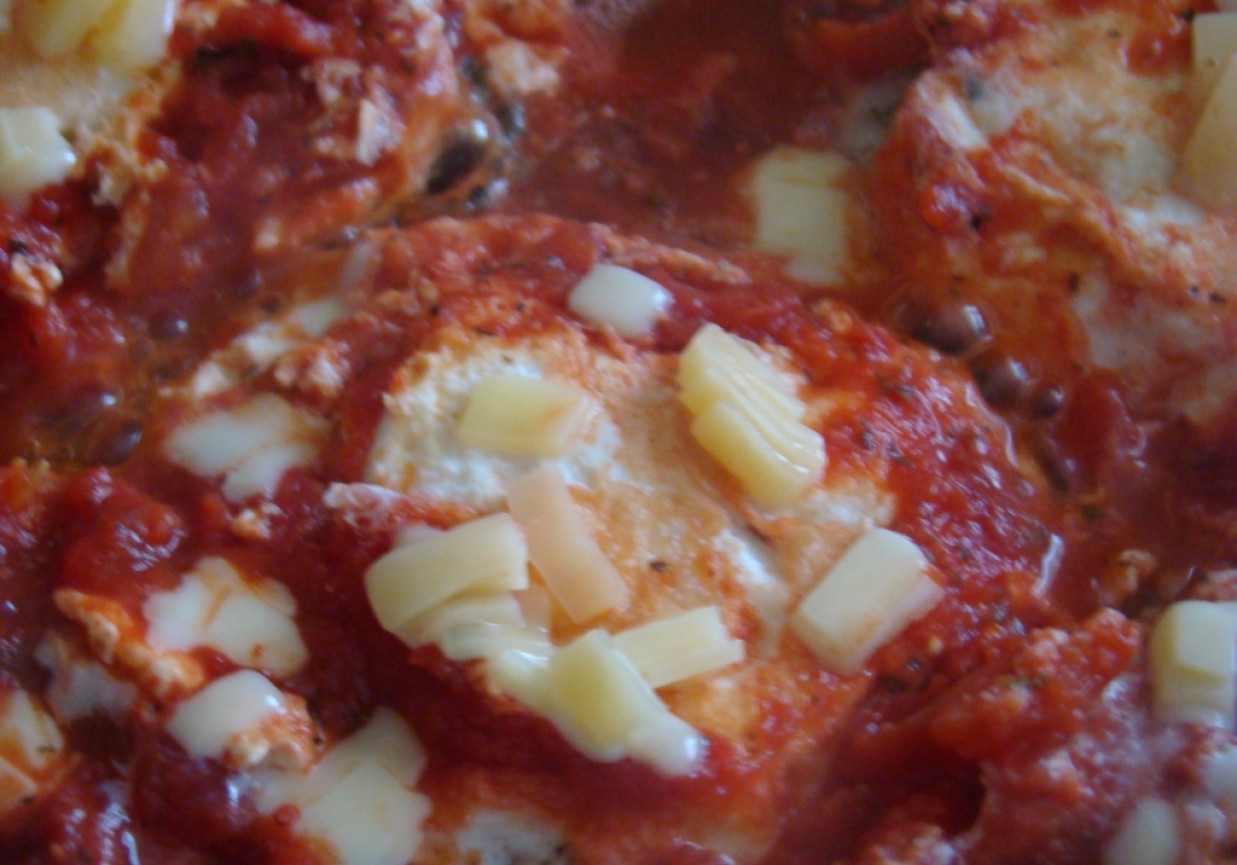 Jajka sadzone na pomidorach z majerankiem, tymiankiem i serem żółtym - DoradcaSmaku.pl