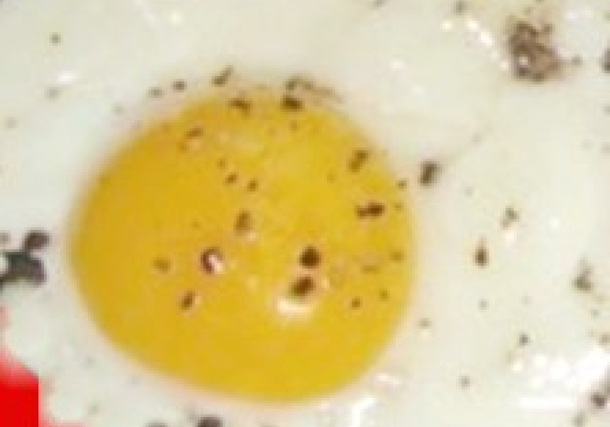 jajka sadzone na pomidorach - DoradcaSmaku.pl