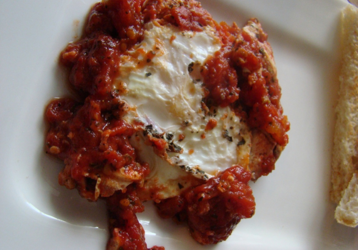 Jajka sadzone na pomidorach - DoradcaSmaku.pl