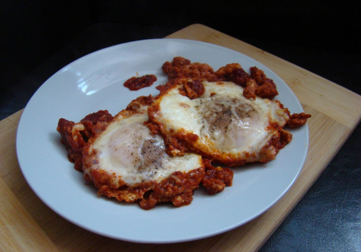 Jajka sadzone na pomidorowej pierzynce - DoradcaSmaku.pl