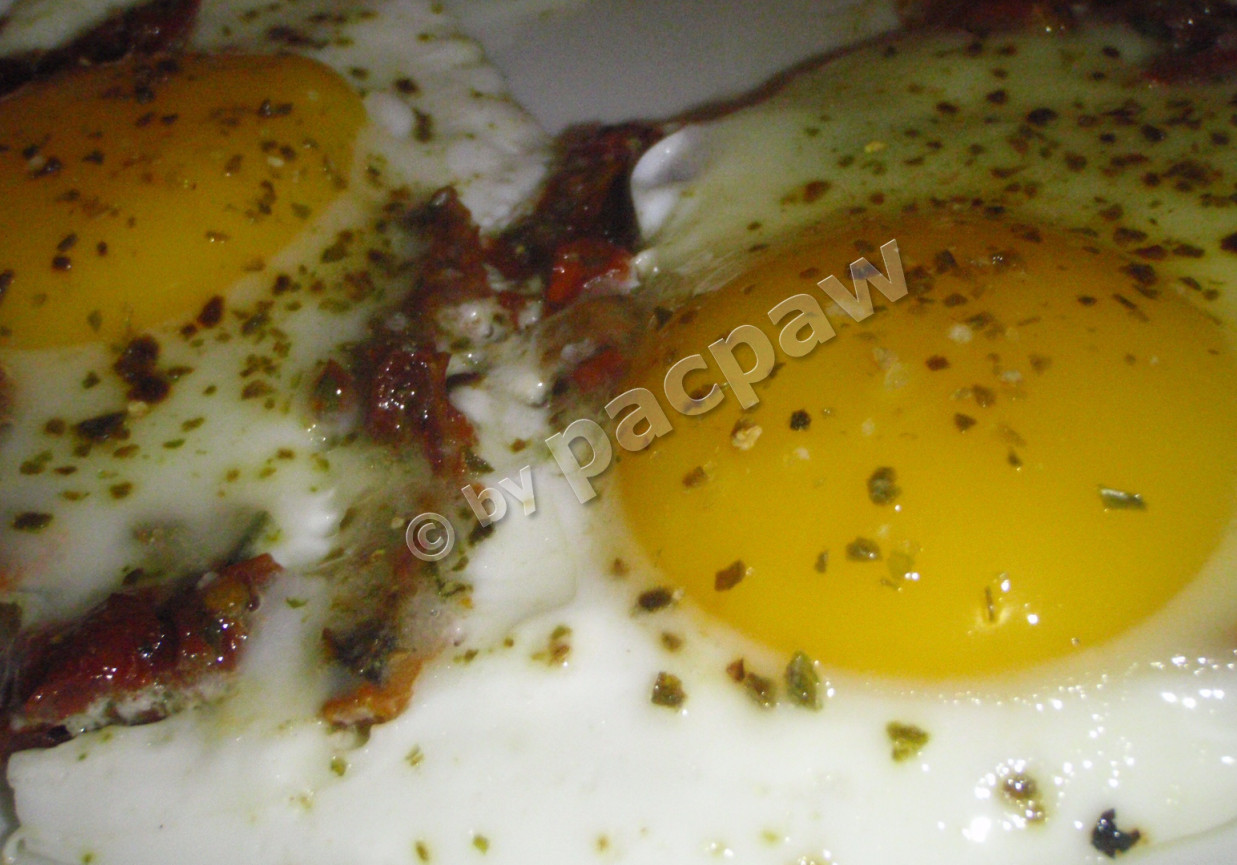 Jajka sadzone na suszonych pomidorach - DoradcaSmaku.pl