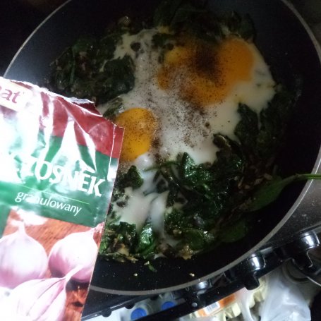 Jajka sadzone na świezym szpinaku :) - DoradcaSmaku.pl