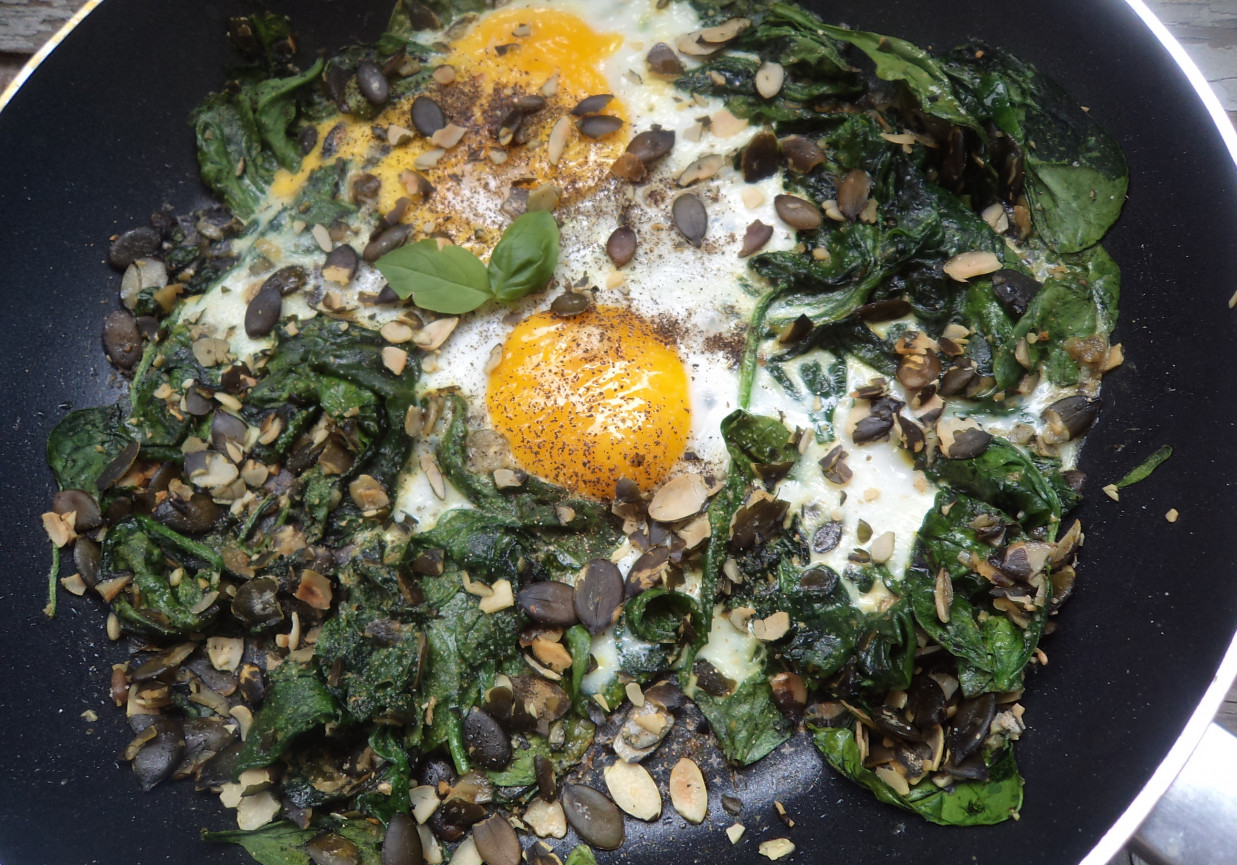 Jajka sadzone na świezym szpinaku :) - DoradcaSmaku.pl