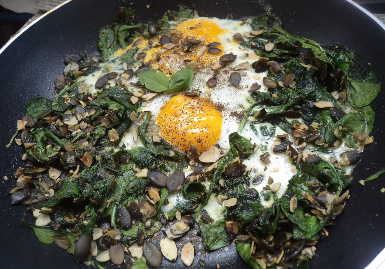 Jajka sadzone na świezym szpinaku :) - DoradcaSmaku.pl