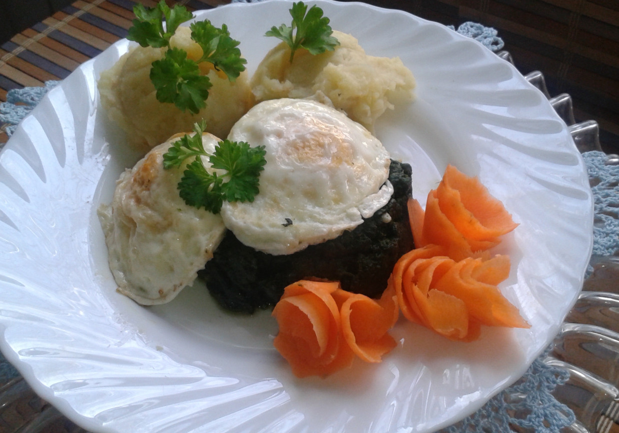 Jajka sadzone na szpinaku - DoradcaSmaku.pl