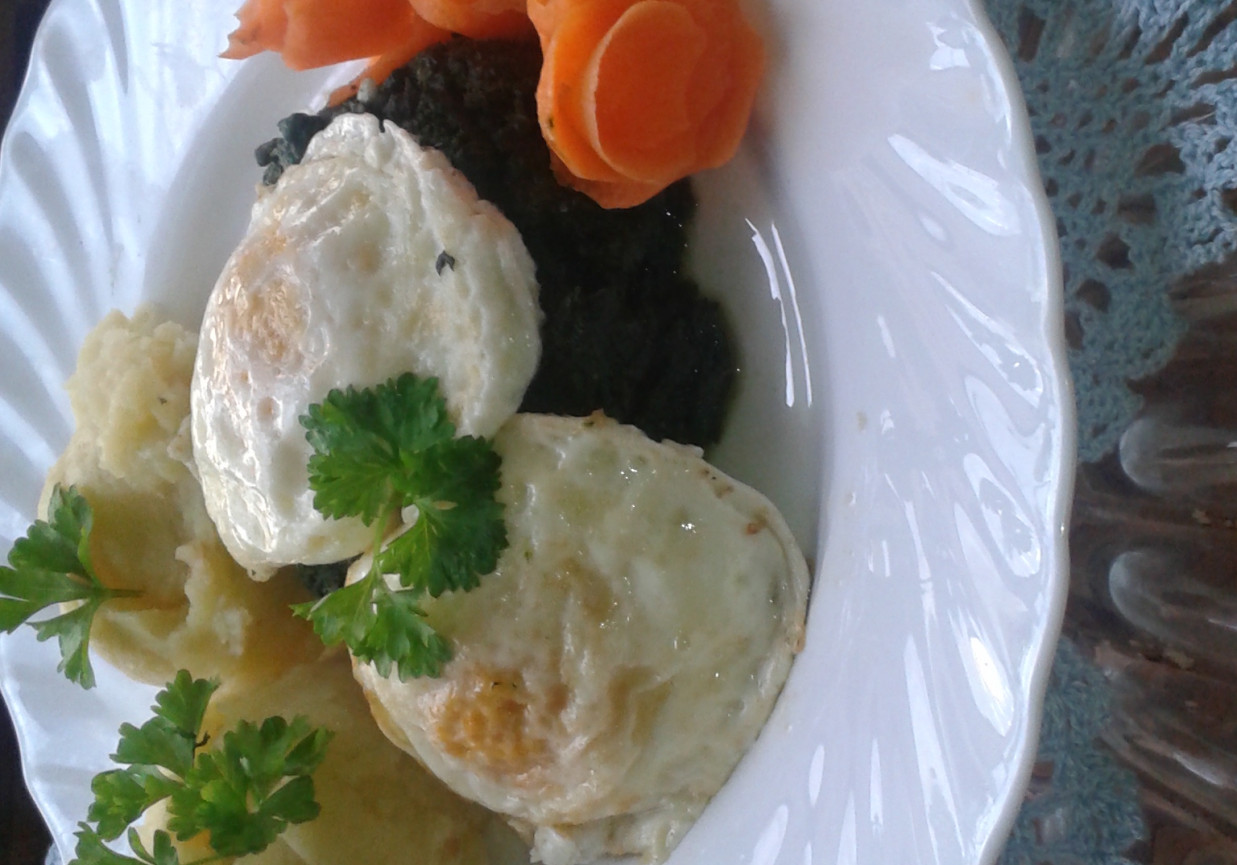 Jajka sadzone na szpinaku - DoradcaSmaku.pl