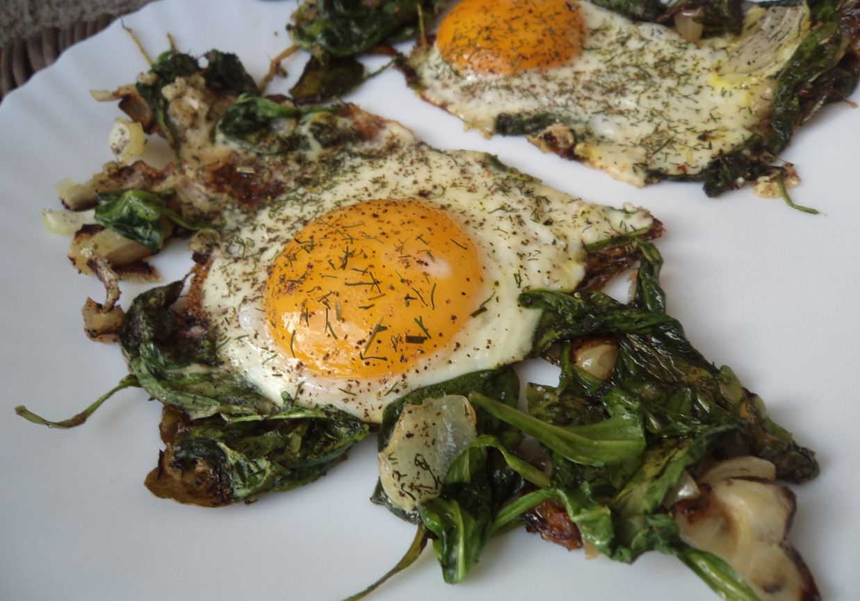 Jajka sadzone na szpinaku :) - DoradcaSmaku.pl
