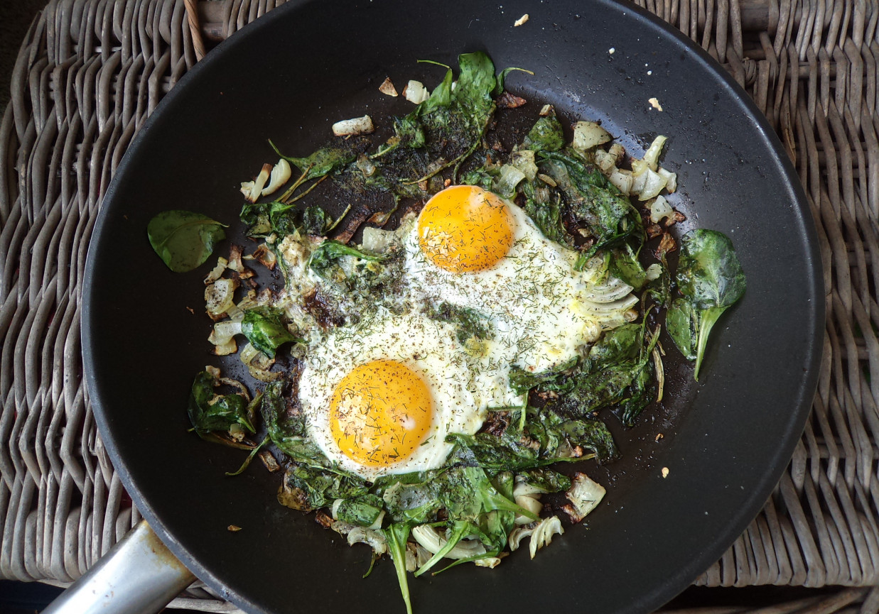 Jajka sadzone na szpinaku :) - DoradcaSmaku.pl
