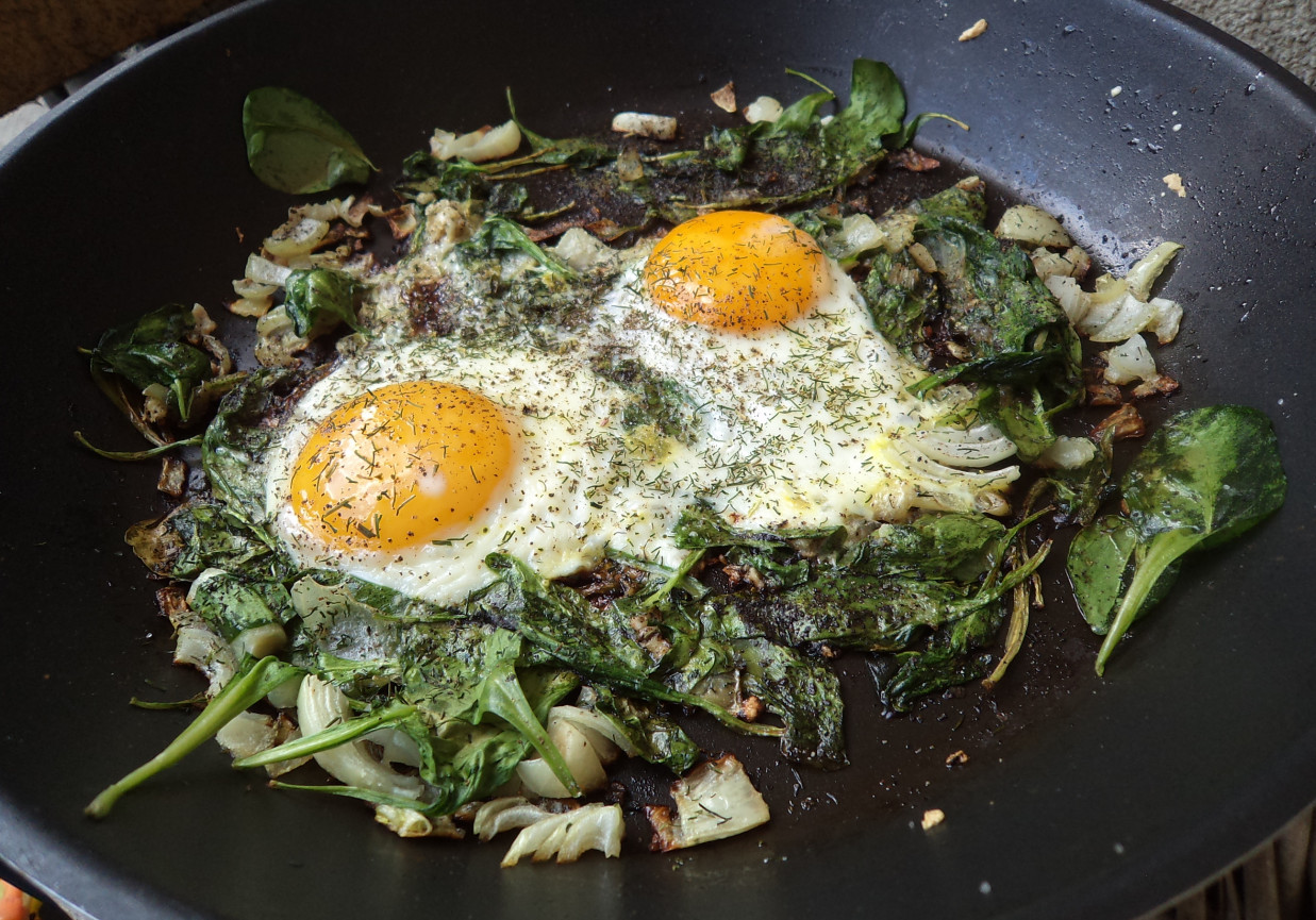 Jajka sadzone na szpinaku :) - DoradcaSmaku.pl