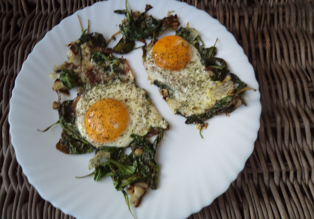 Jajka sadzone na szpinaku :) - DoradcaSmaku.pl