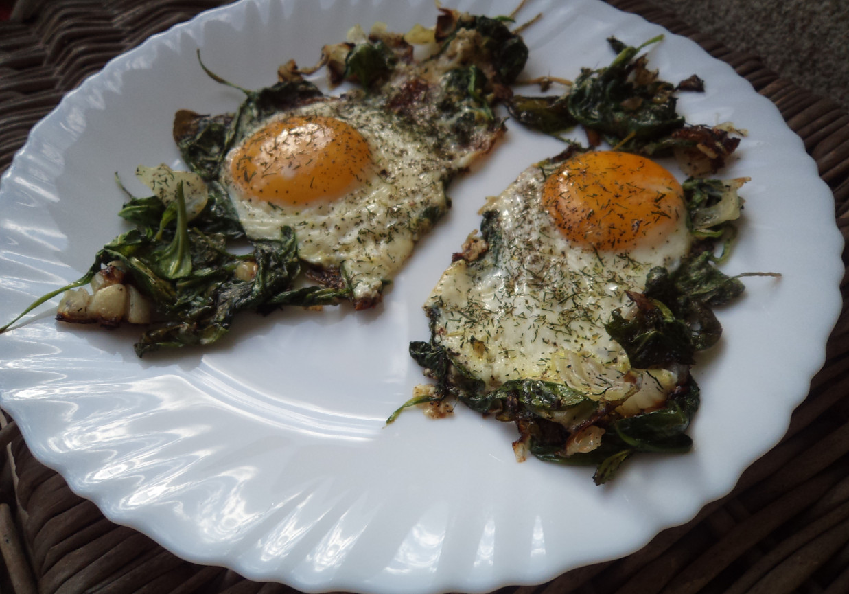 Jajka sadzone na szpinaku :) - DoradcaSmaku.pl