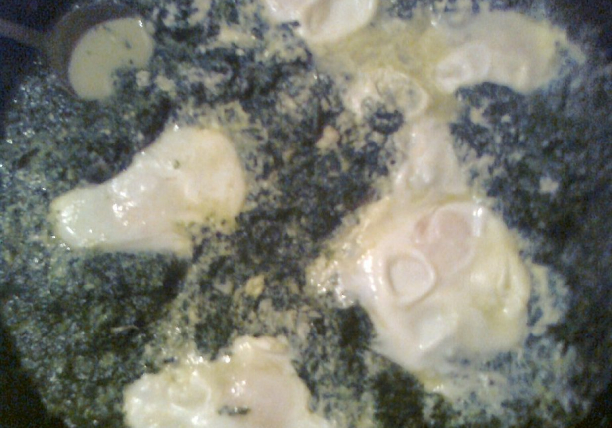 jajka sadzone na szpinaku - DoradcaSmaku.pl