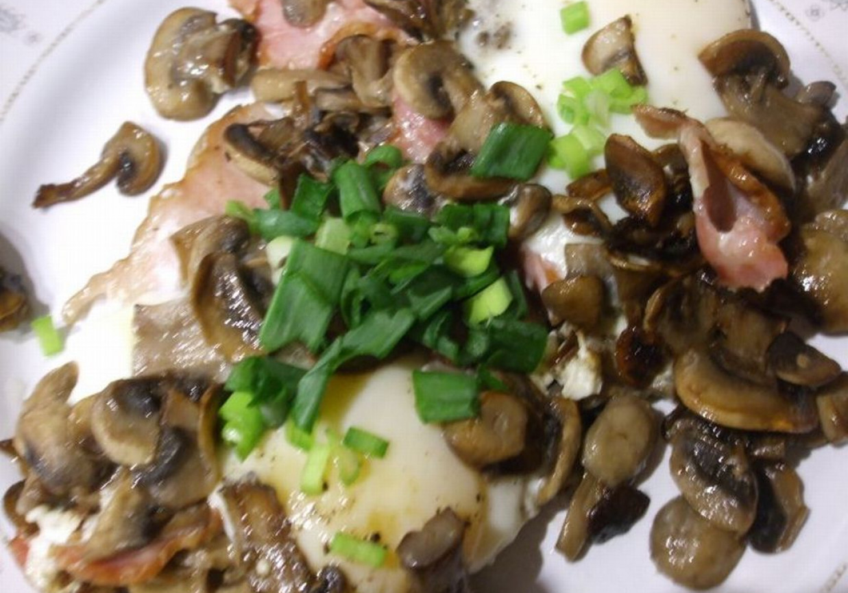 JAJKA SADZONE NA SZYNCE I PIECZARKACH - DoradcaSmaku.pl