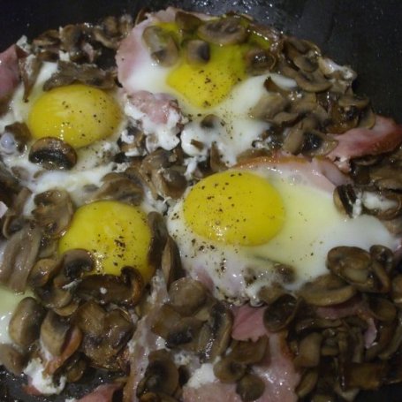 JAJKA SADZONE NA SZYNCE I PIECZARKACH - DoradcaSmaku.pl