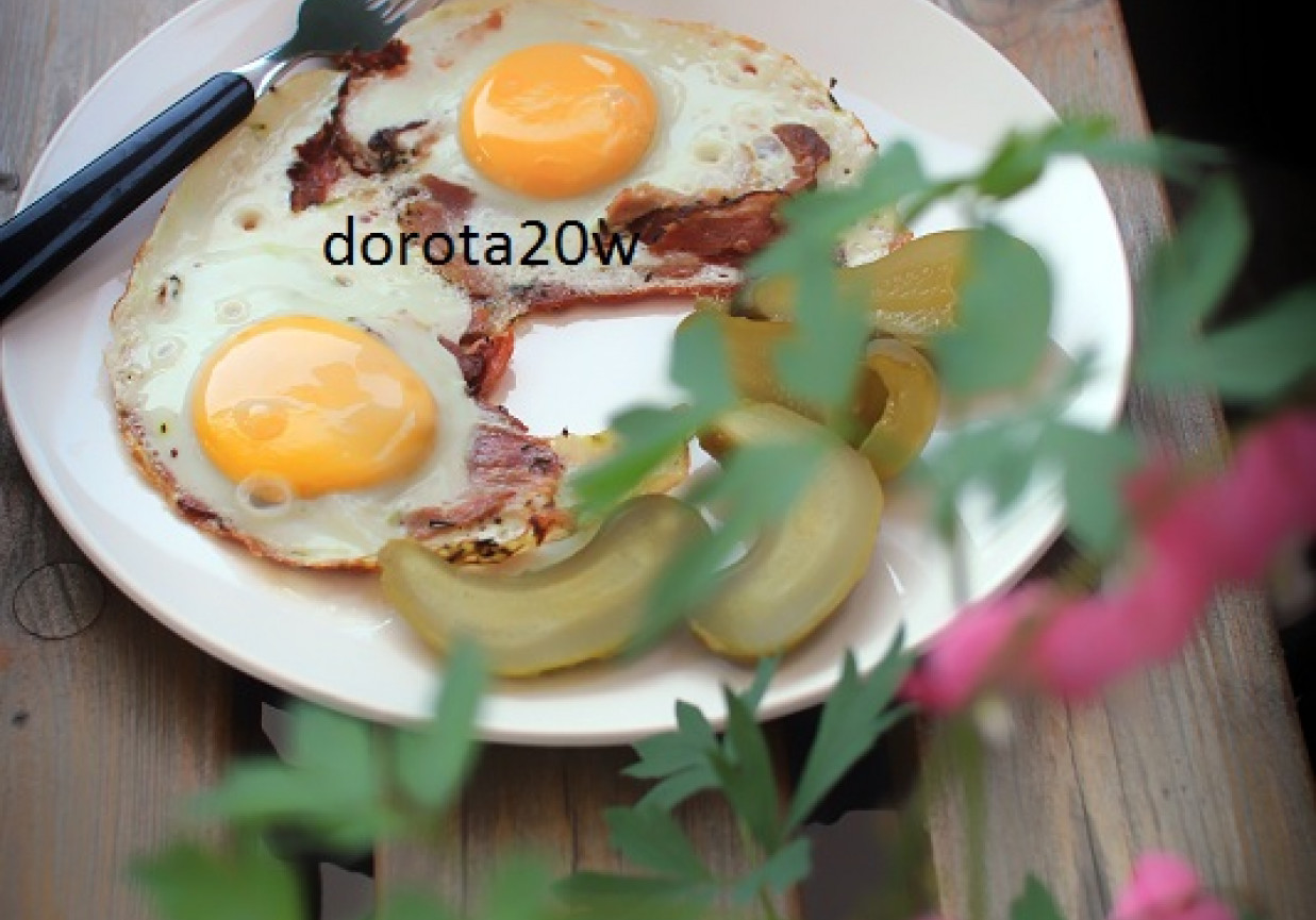 Jajka sadzone na szynce - DoradcaSmaku.pl