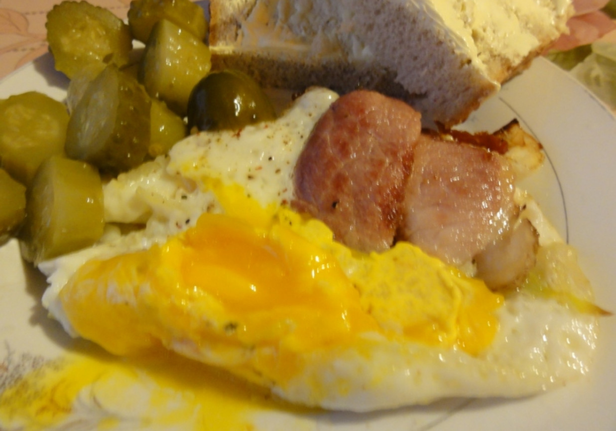 Jajka sadzone na szynce - DoradcaSmaku.pl