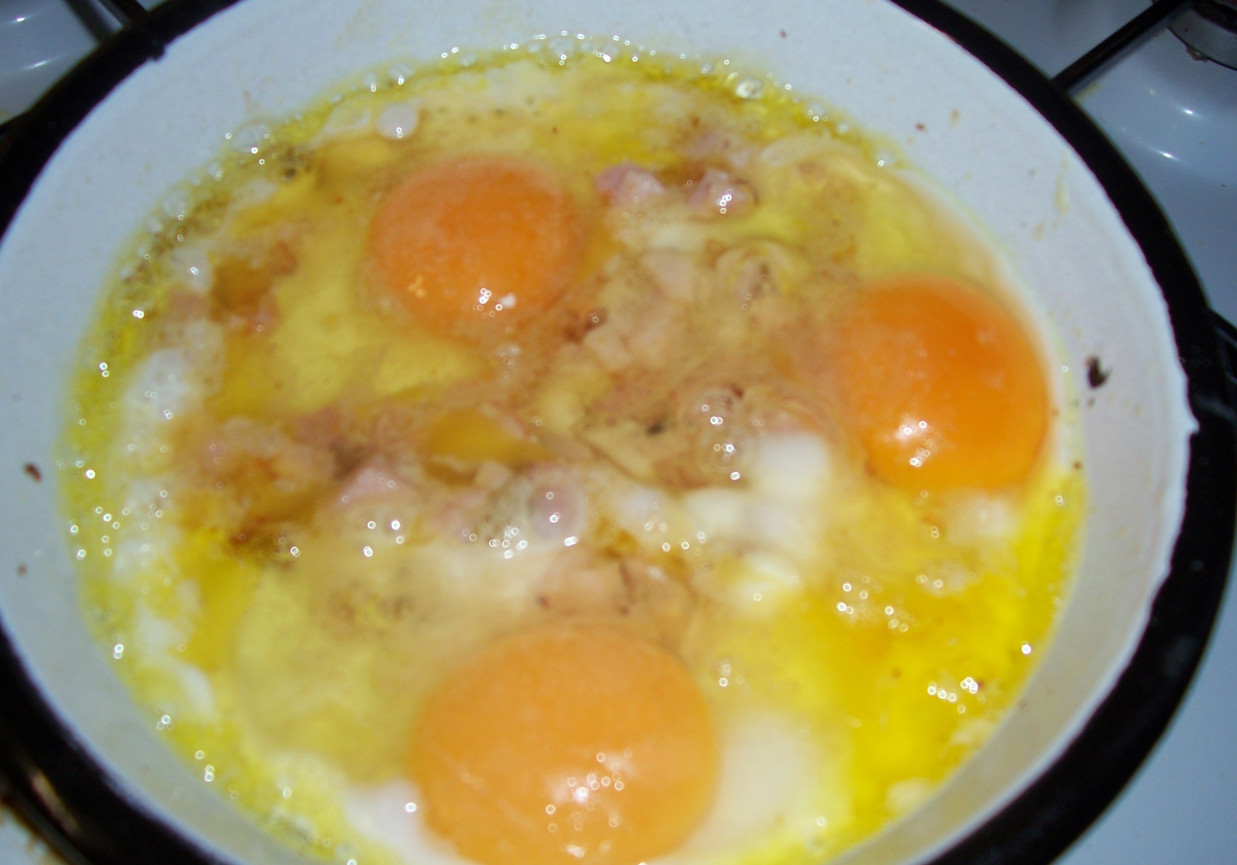 jajka sadzone na szynce - DoradcaSmaku.pl