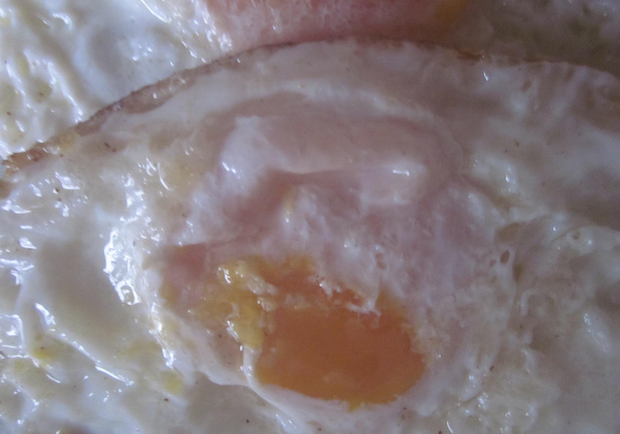 Jajka sadzone na szynce - DoradcaSmaku.pl