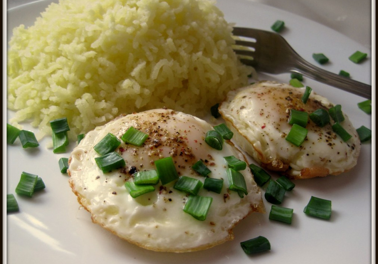 Jajka sadzone na wędzonej słoninie - DoradcaSmaku.pl