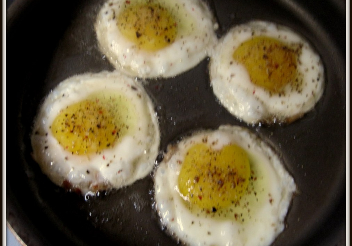 Jajka sadzone na wędzonej słoninie - DoradcaSmaku.pl