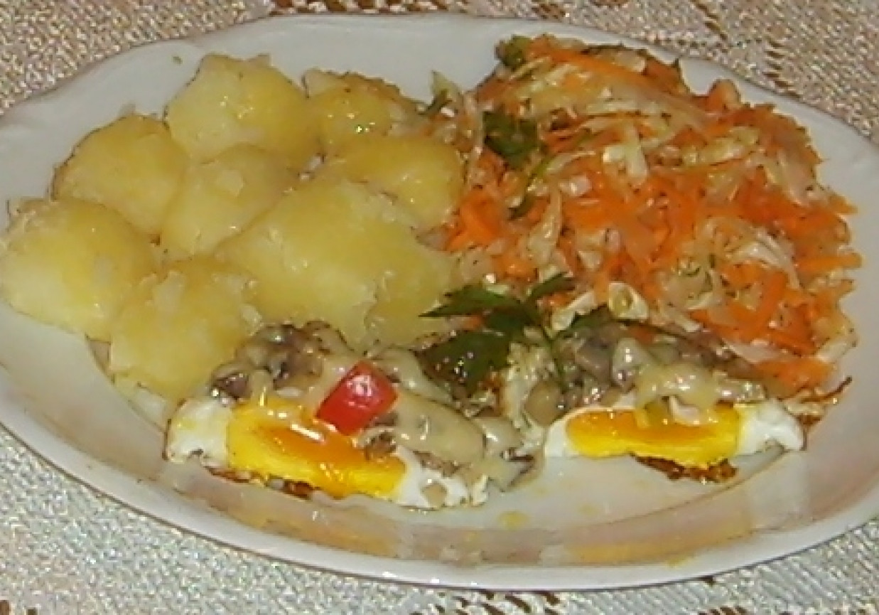 Jajka sadzone pod pieczarkową pierzynką - DoradcaSmaku.pl