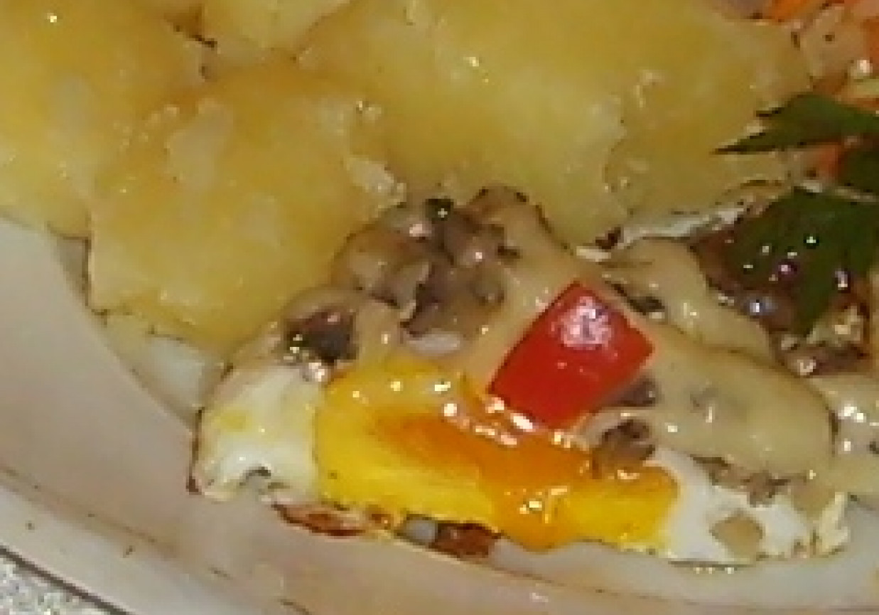 Jajka sadzone pod pieczarkową pierzynką - DoradcaSmaku.pl