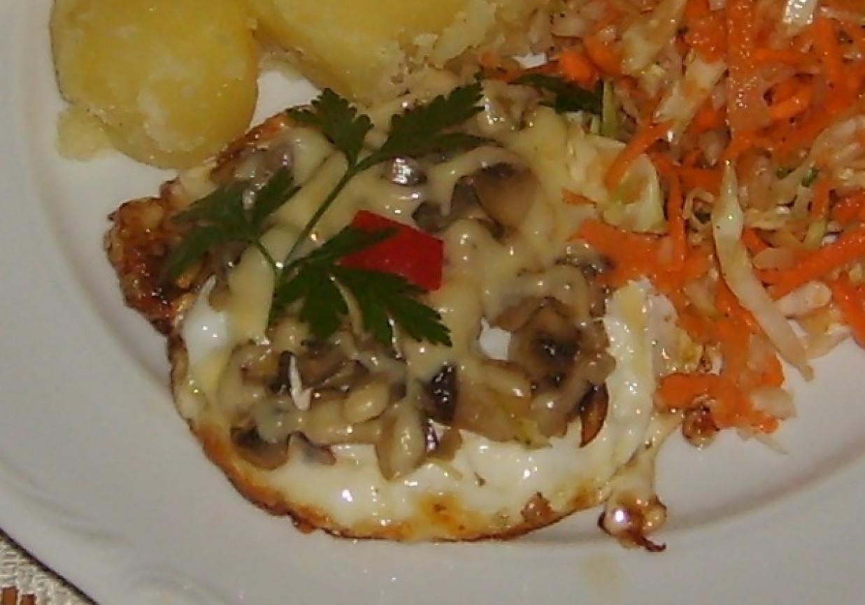 Jajka sadzone pod pieczarkową pierzynką - DoradcaSmaku.pl