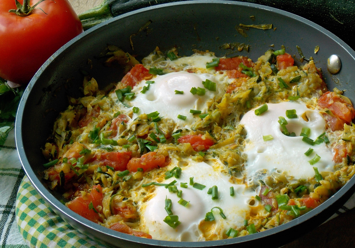 Jajka sadzone w cukinii curry - DoradcaSmaku.pl