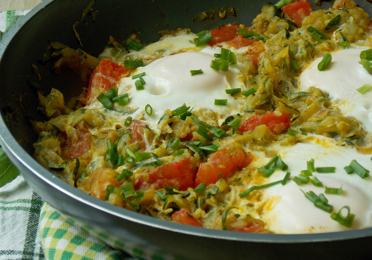 Jajka sadzone w cukinii curry - DoradcaSmaku.pl