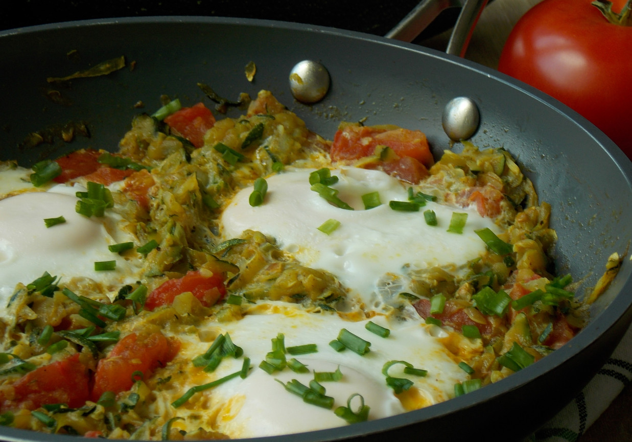 Jajka sadzone w cukinii curry - DoradcaSmaku.pl