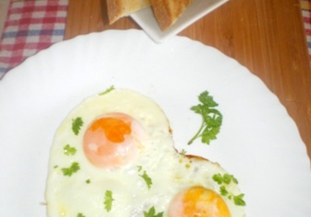 Jajka sadzone w kształcie serca - DoradcaSmaku.pl