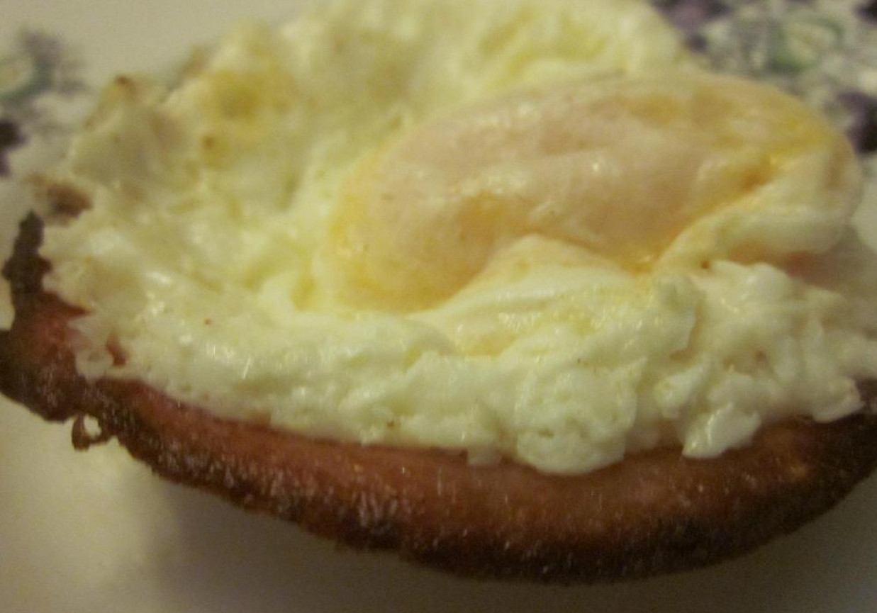 Jajka sadzone w miseczkach z kiełbasy - DoradcaSmaku.pl