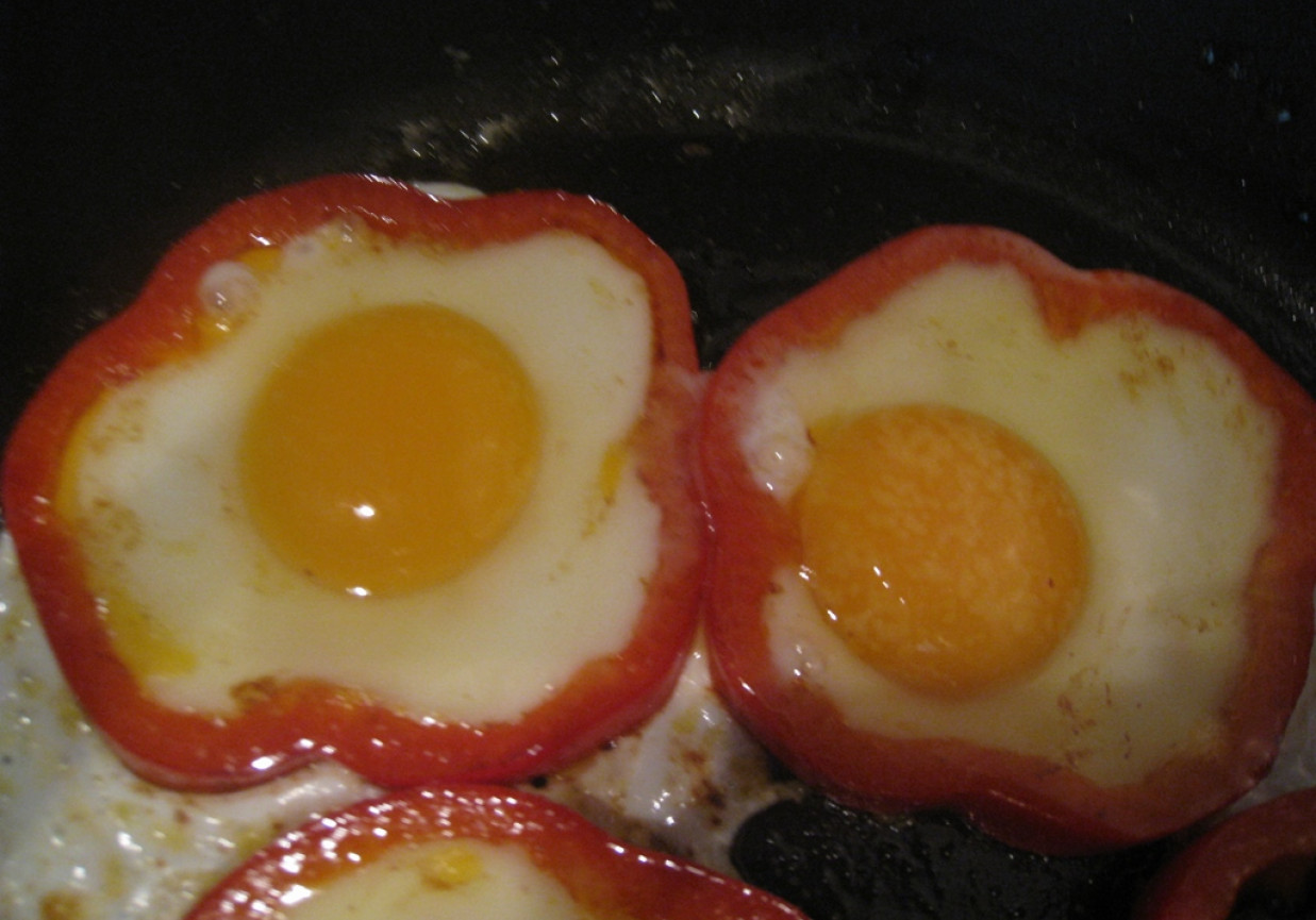 Jajka sadzone w papryce - DoradcaSmaku.pl