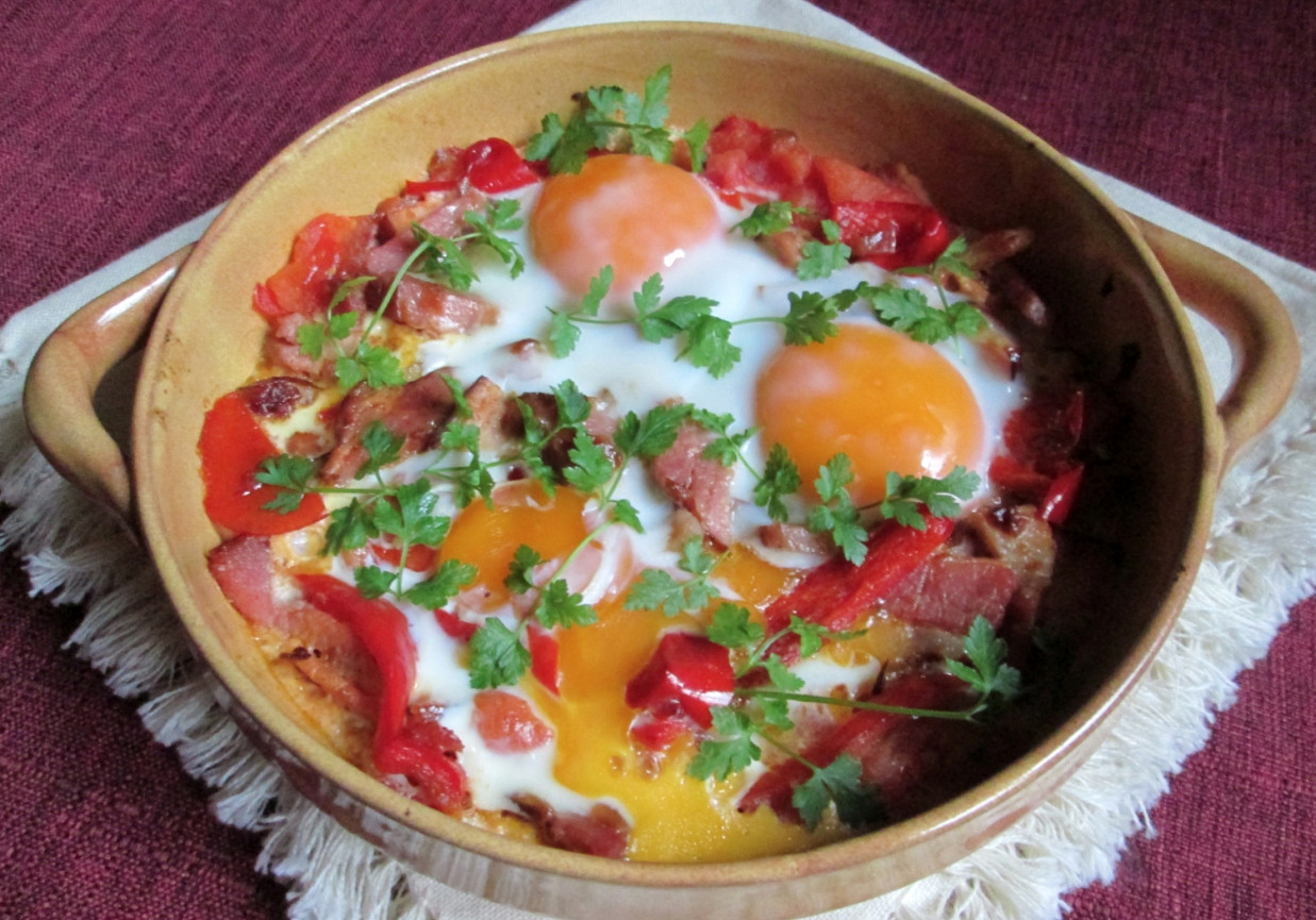 Jajka sadzone w potrawce - DoradcaSmaku.pl