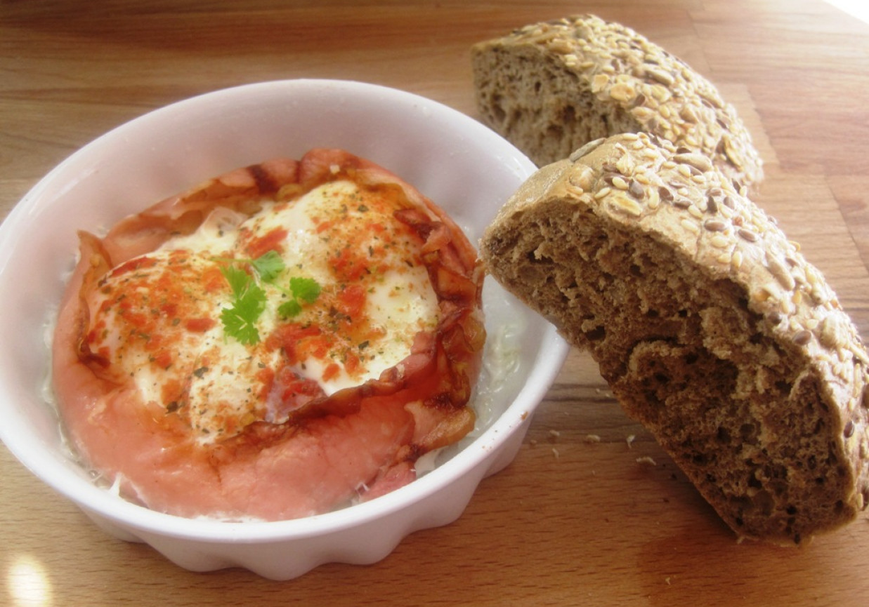 Jajka sadzone w szynce - DoradcaSmaku.pl