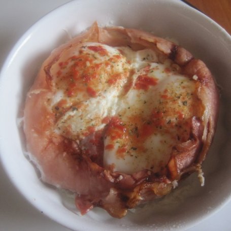 Jajka sadzone w szynce - DoradcaSmaku.pl