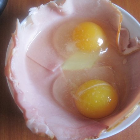 Jajka sadzone w szynce - DoradcaSmaku.pl